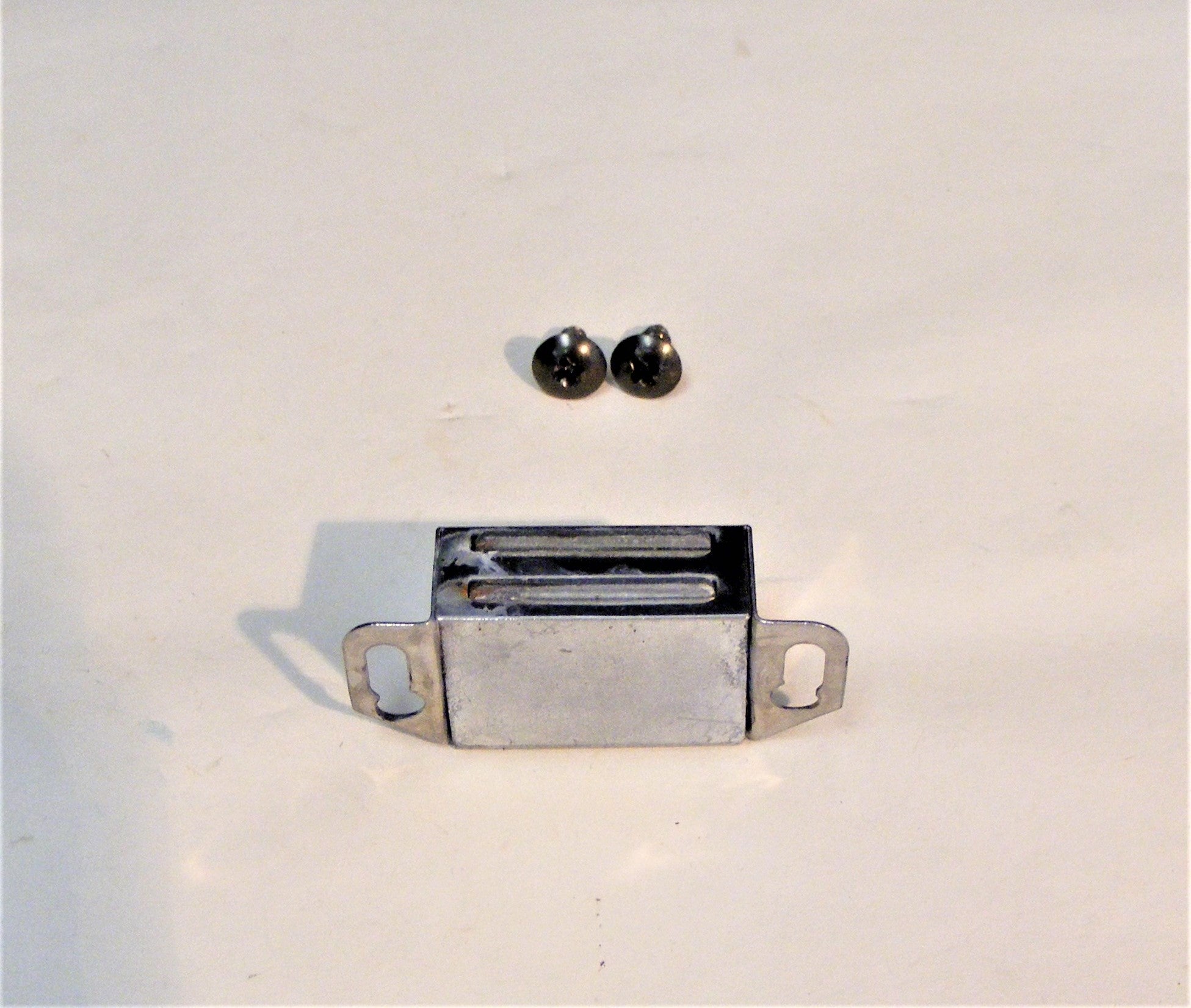 11001206 SkyBox Beverage Dispenser Magnetic Door Latch – Good Appliance